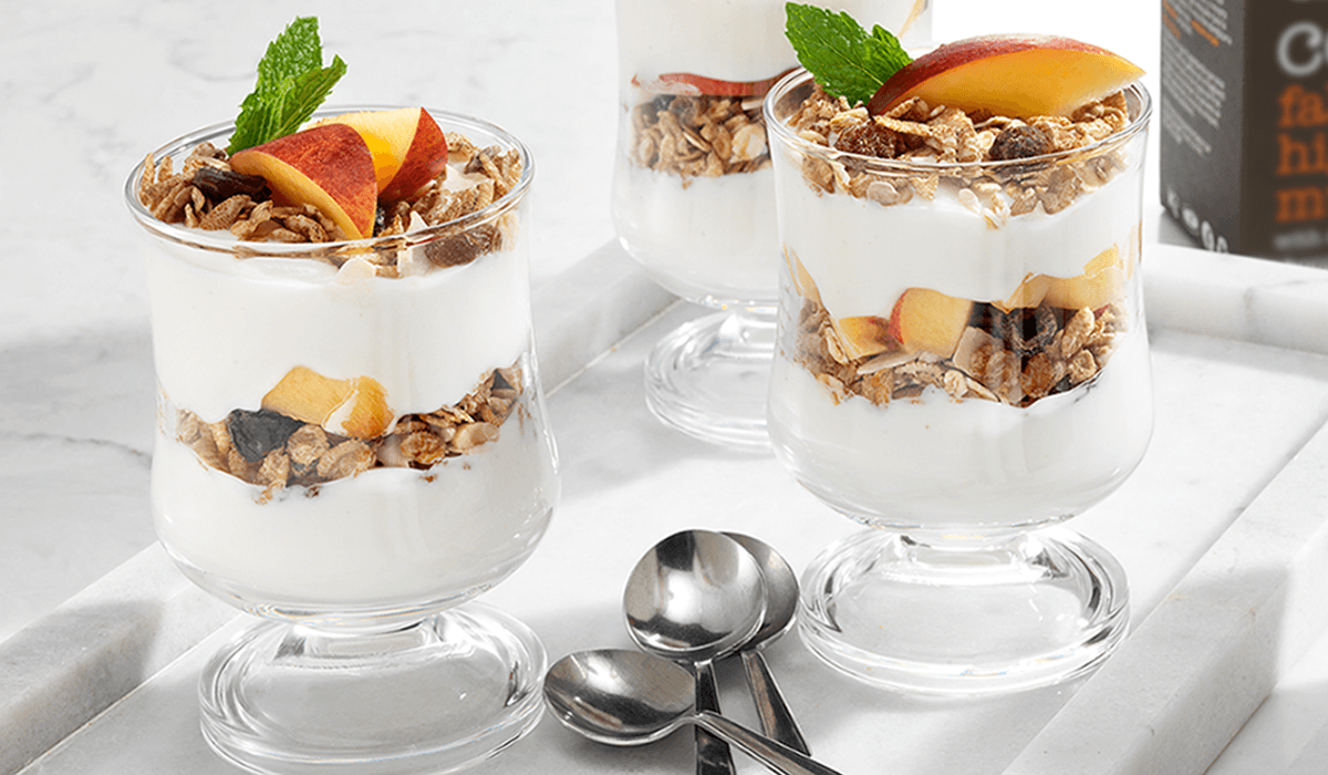 le yogourt islandais : skyr - parfaits aux pêches et au muesli